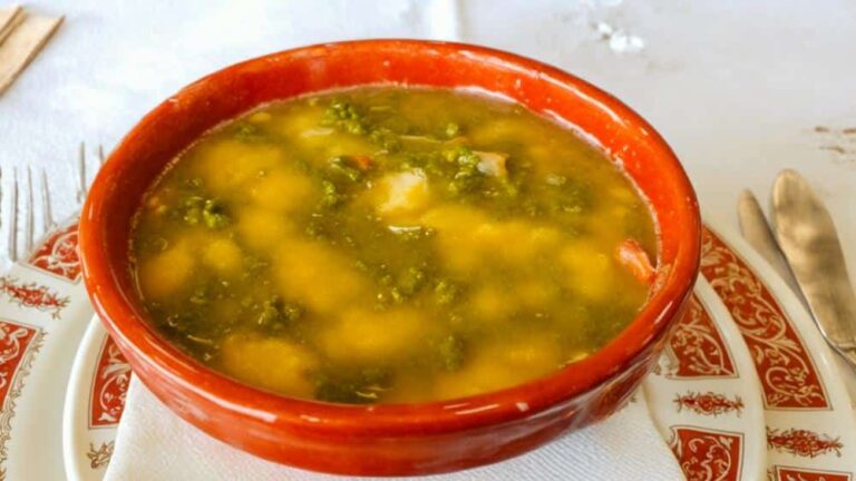 Caldo Gallego clásico y fácil en 8 pasos - Paulina Cocina