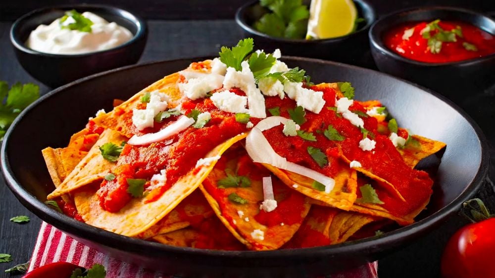 Chilaquiles Rojos con Queso en 5 pasos - Paulina Cocina